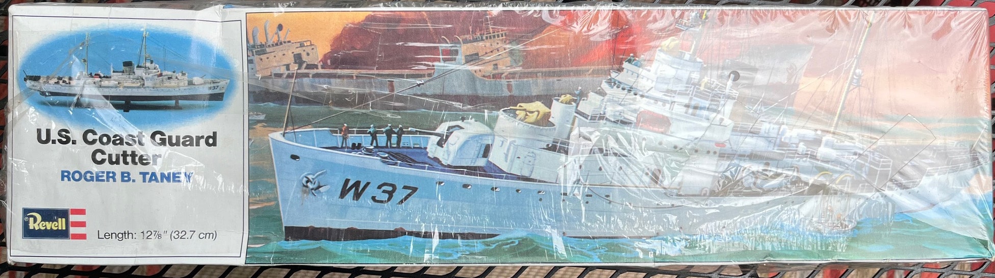 33126. [model kit] U.S. Coast Guard Cutter Roger B. Taney ...